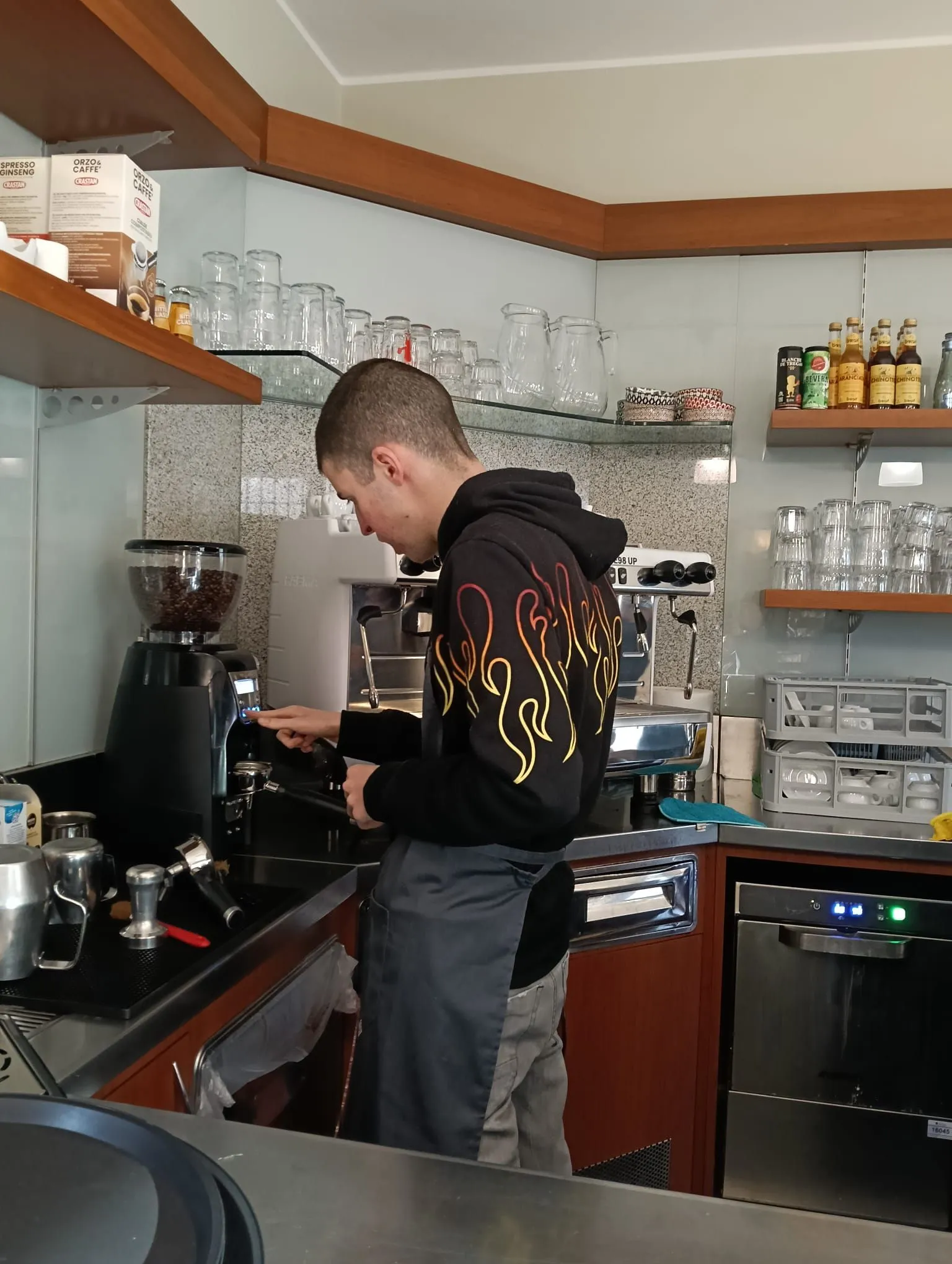 Un caffè al bar che sta salvando il paese di Castelmarte dallo spopolamento