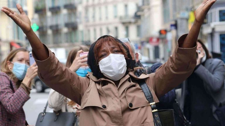 Papa: i francesi reagiscano al male con il bene. Il dolore della Cei