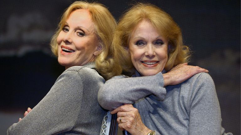 Il caso delle gemelle Kessler ci interroga su ciò che siamo diventati